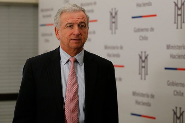 Clapes UC | Felipe Larraín y su libro sobre la nueva Constitución ...